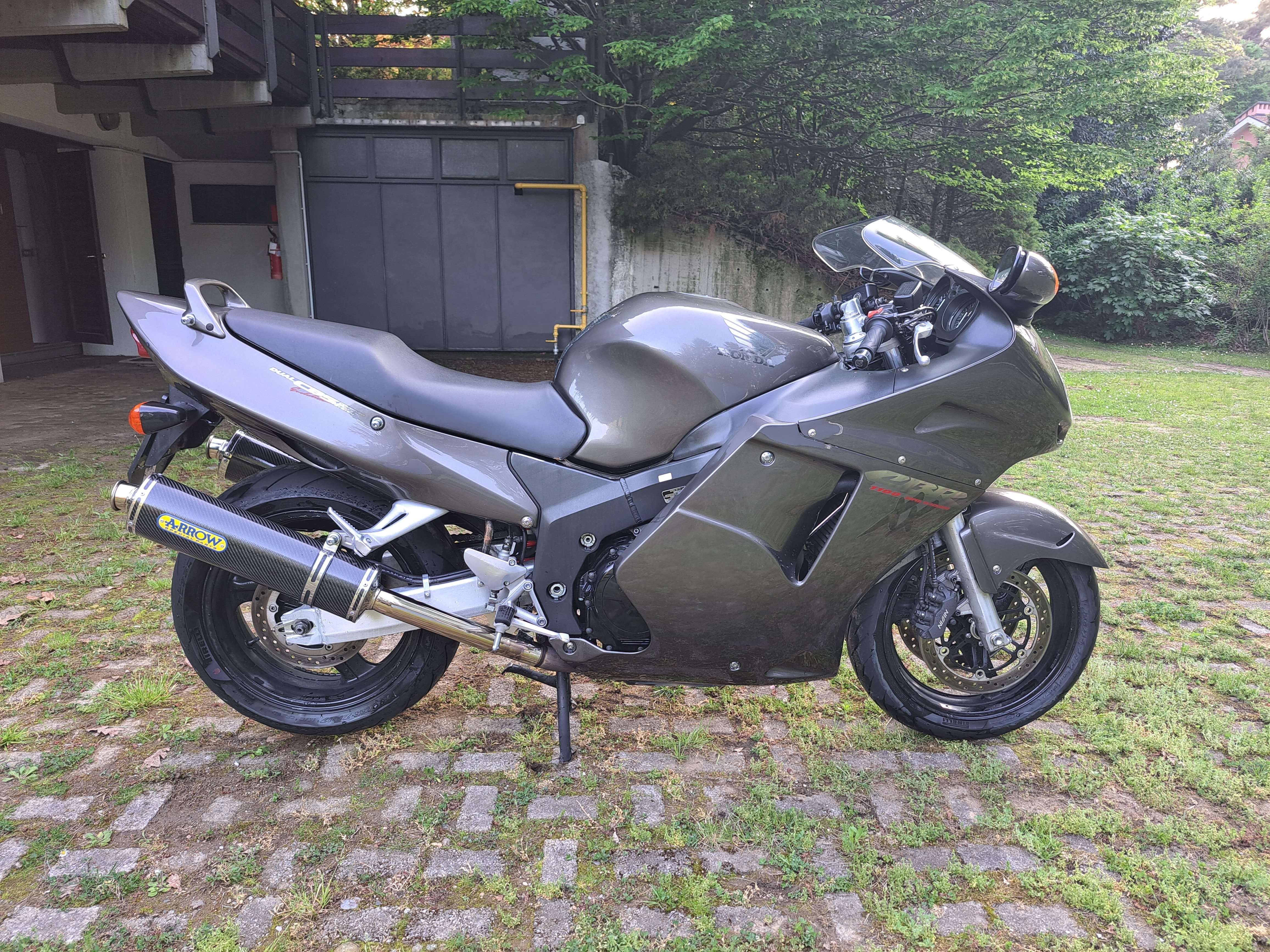 Honda CBR 1100CBR 1100 XX super blackbird