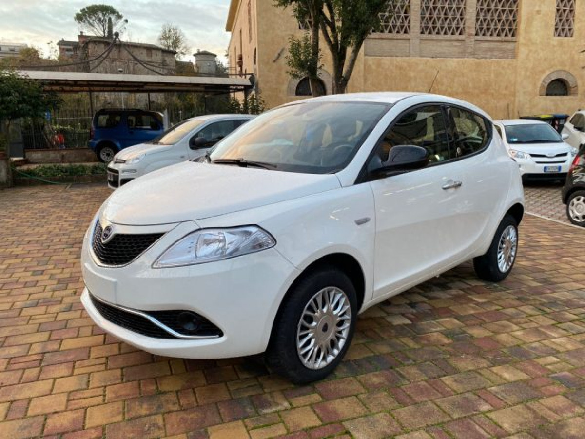 LANCIA Ypsilon 3ª serie Ypsilon 0.9 TwinAir 85 CV 5 porte Metano Ecochic Silver