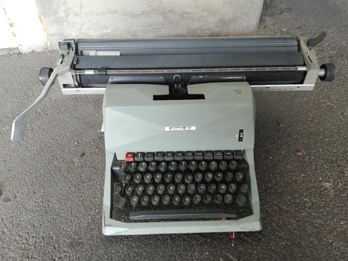 MACCHINA DA SCRIVERE OLIVETTI 82