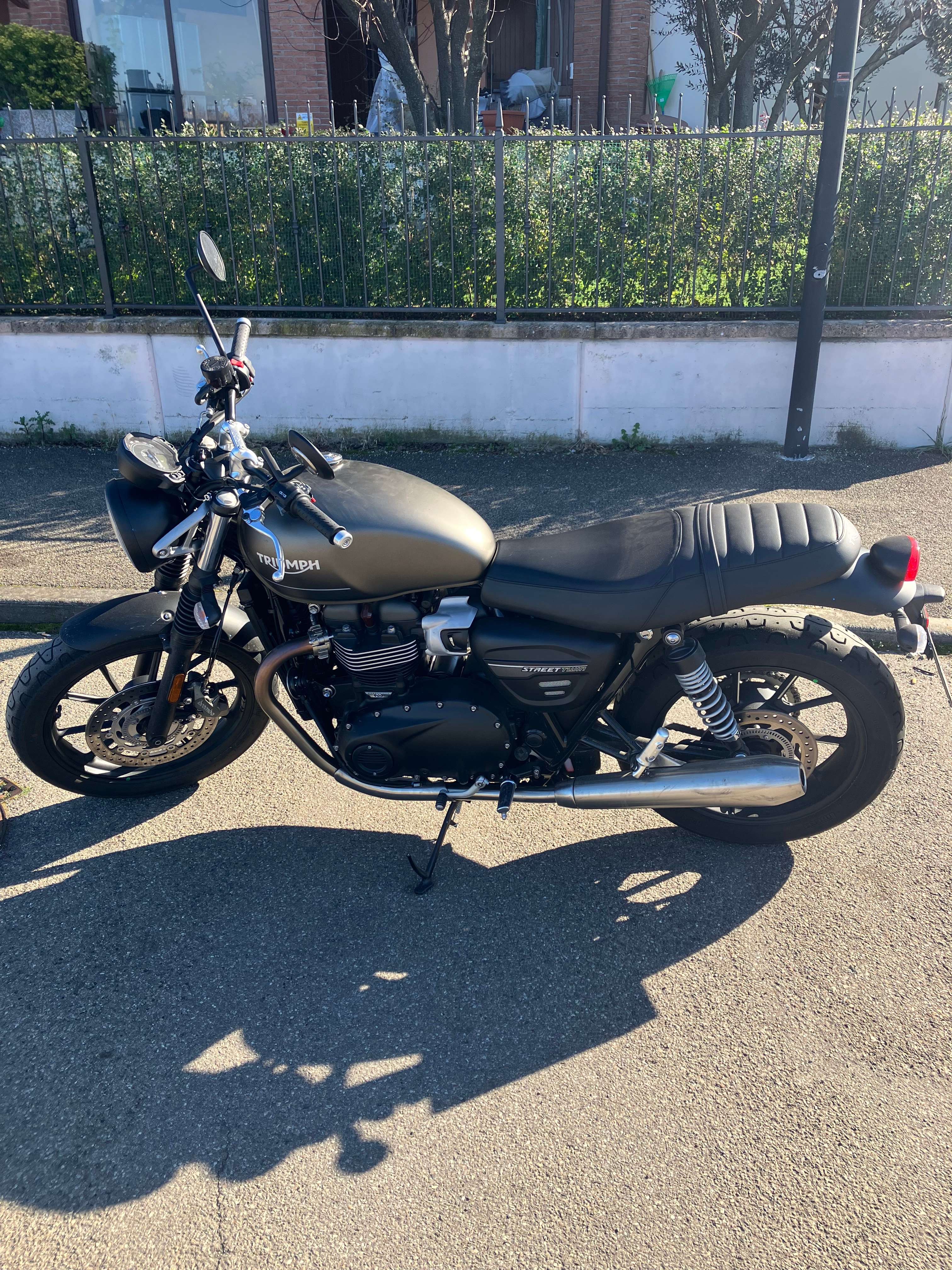 Triumph Street TwinIron 900