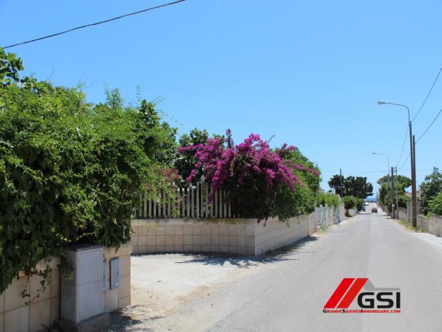 Villa con ampio giardino a 300 metri dal mare