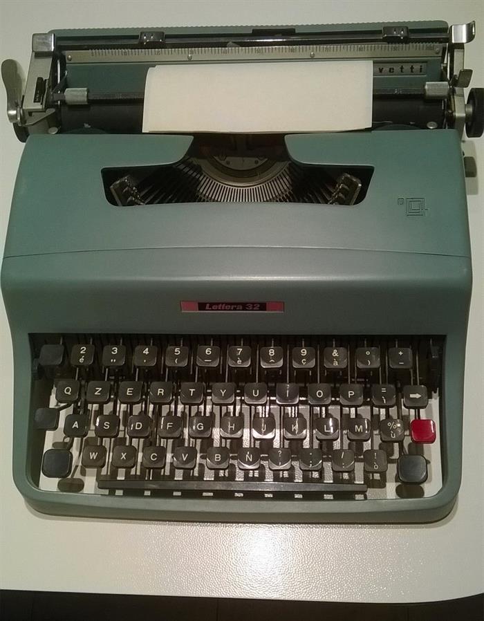 MACCHINA DA SCRIVERE OLIVETTI LETTERA 32