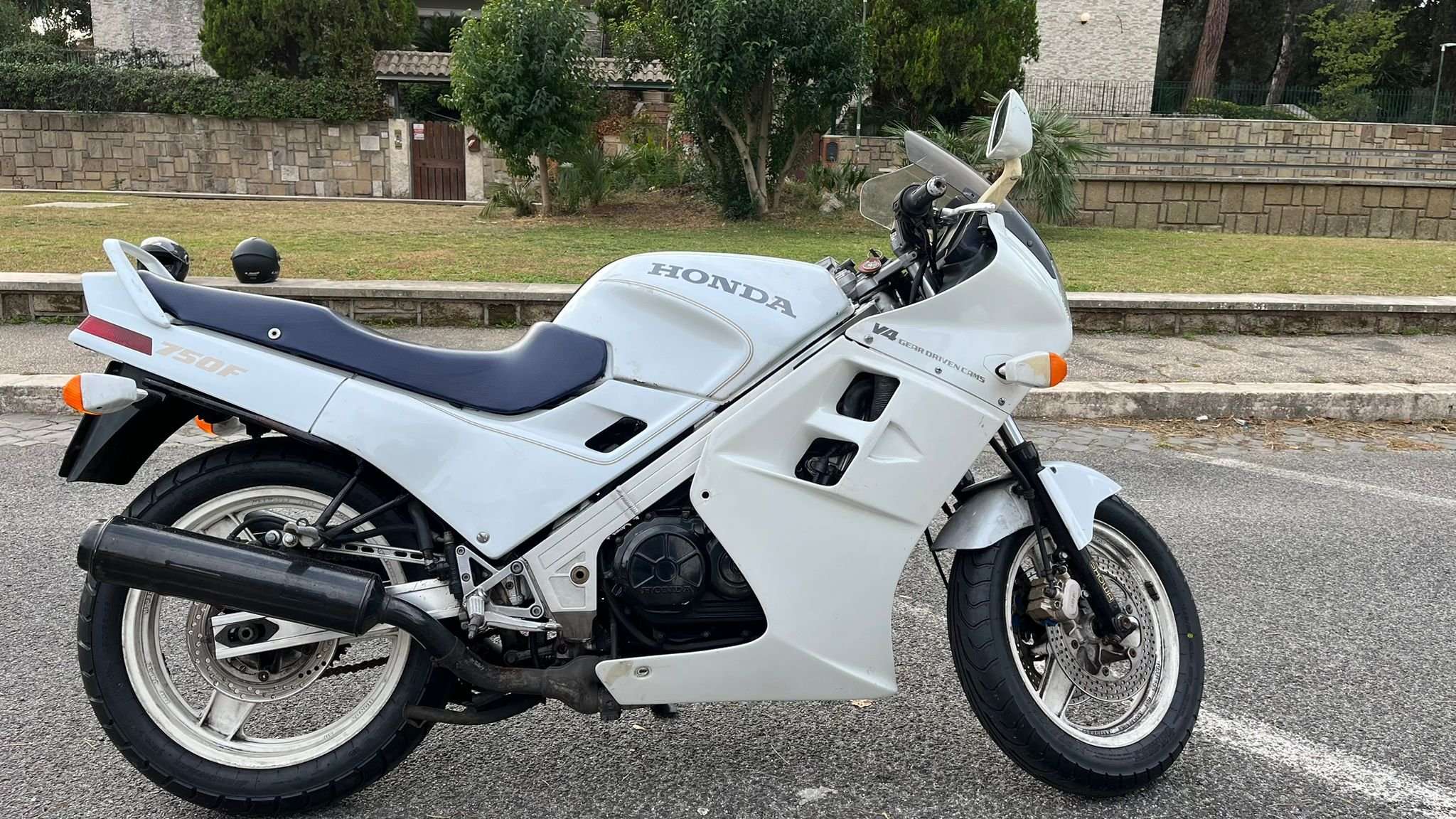 Honda VFR 750VFR750F RC24