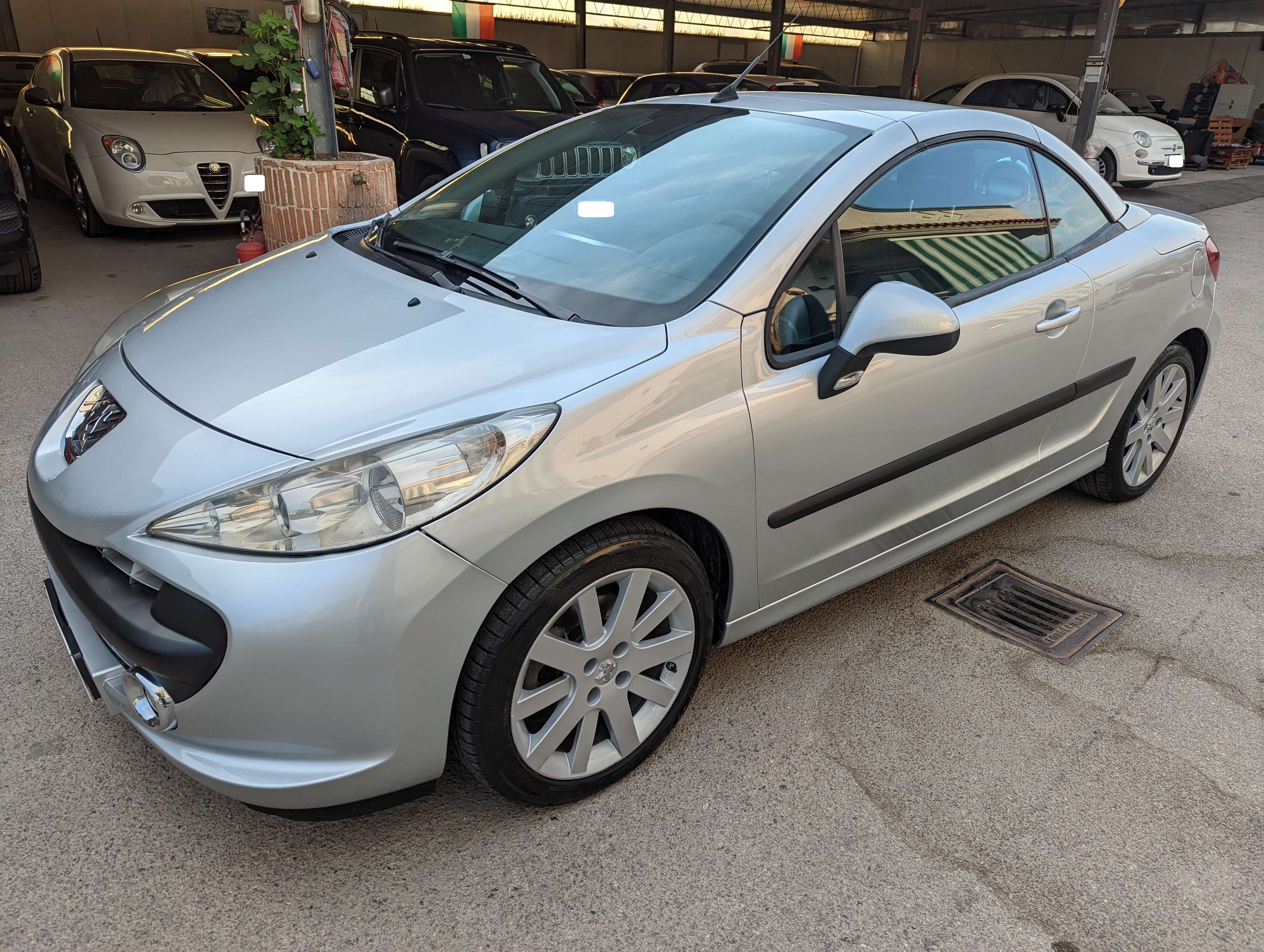 Peugeot 2071.6 HDi 110CV CC Féline Coupè- cabriol