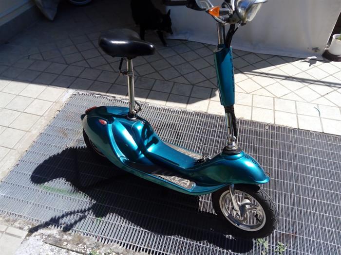 SCOOTER A BATTERIA