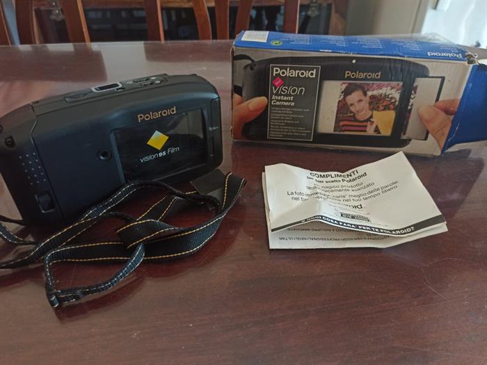 POLAROID NEW VISION INSTANT CAMERA CON SCATOLA