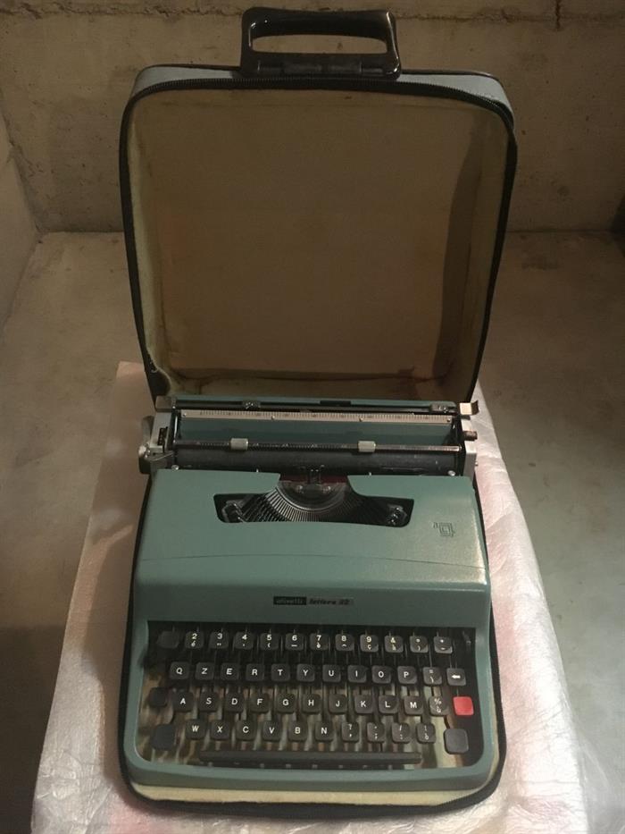 MACCHINA DA SCRIVERE OLIVETTI LETTERA 32