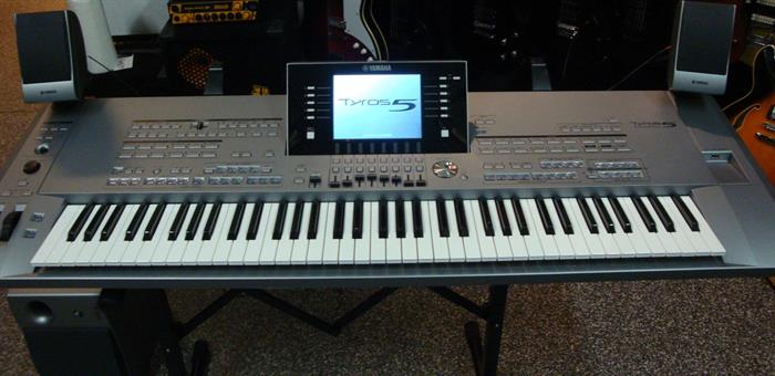 YAMAHA TYROS 5 CON 76 TASTI