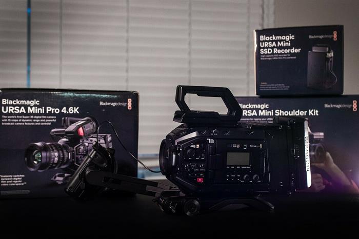 BLACKMAGIC DESIGN URSA MINI PRO + V-MOUNT BATTERY