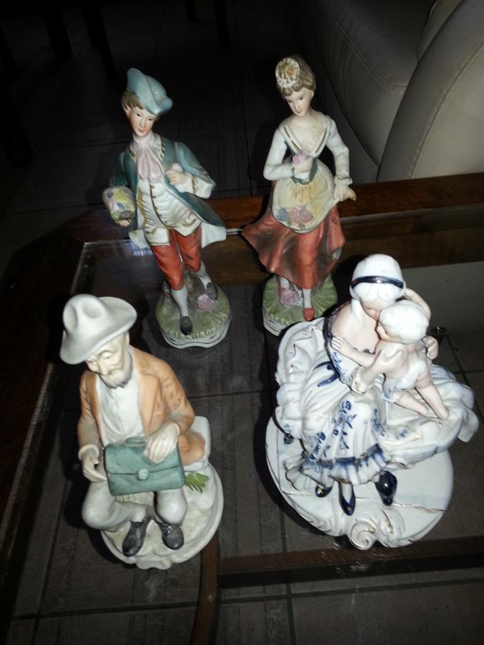 4 STATUINE CAPODIMONTE