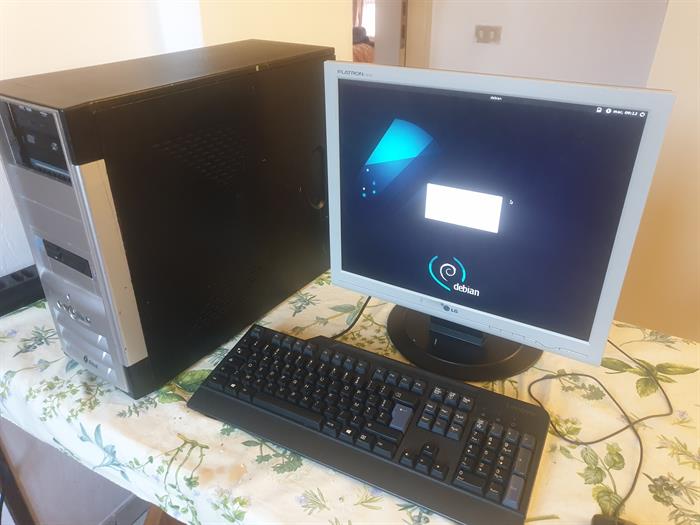 WORKSTATION LINUX DEBIAN CON PENTIUM 4