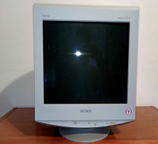 Mmonitor CRT 17" Sony CPD-G220 multiscan FD Triniton.