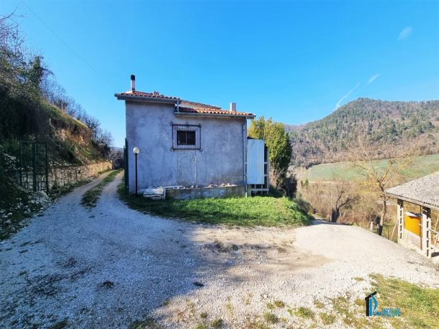 Casa indipendente immersa nel verde di piediluco