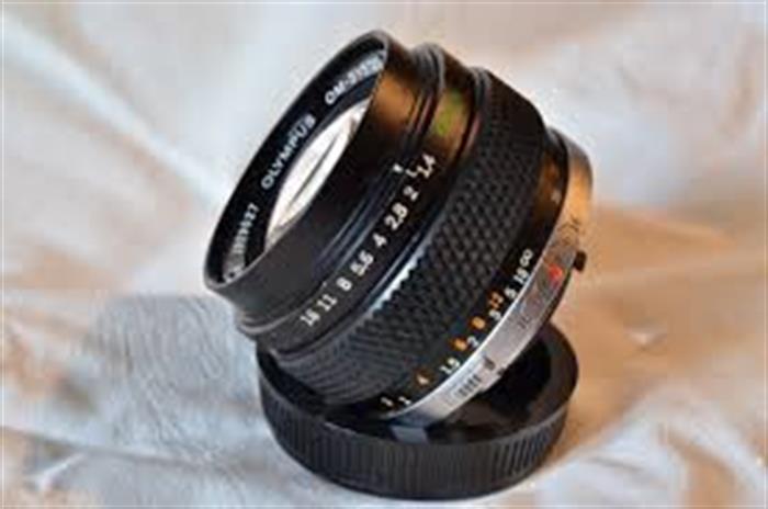 OLYMPUS ZUIKO 50MM F/1.4 CON PARALUCE E FILTRO UV