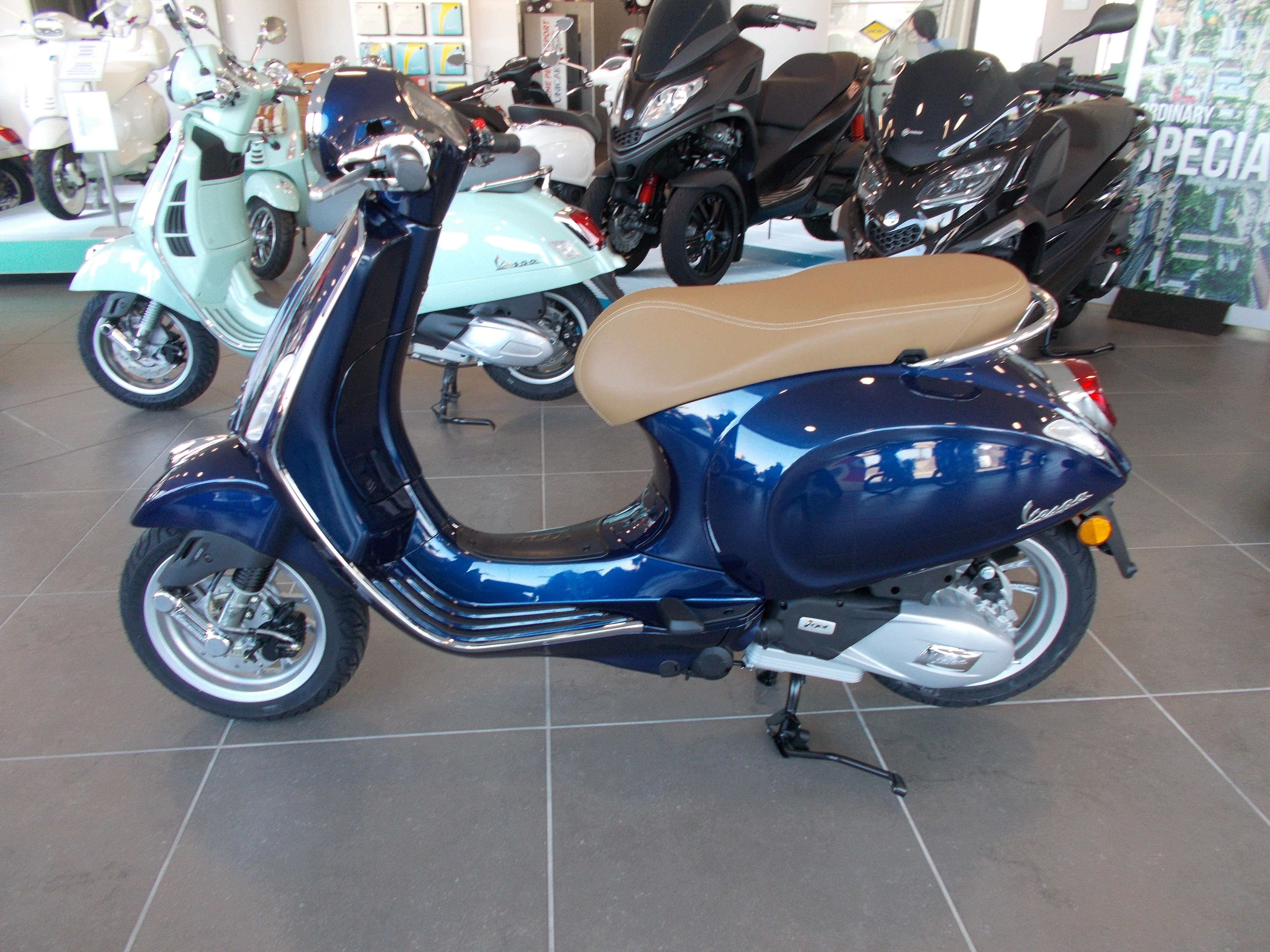 Vespa Primavera 1252023