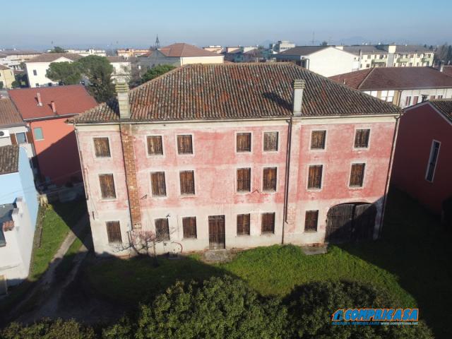 Palazzo storico in centro con pertinenze