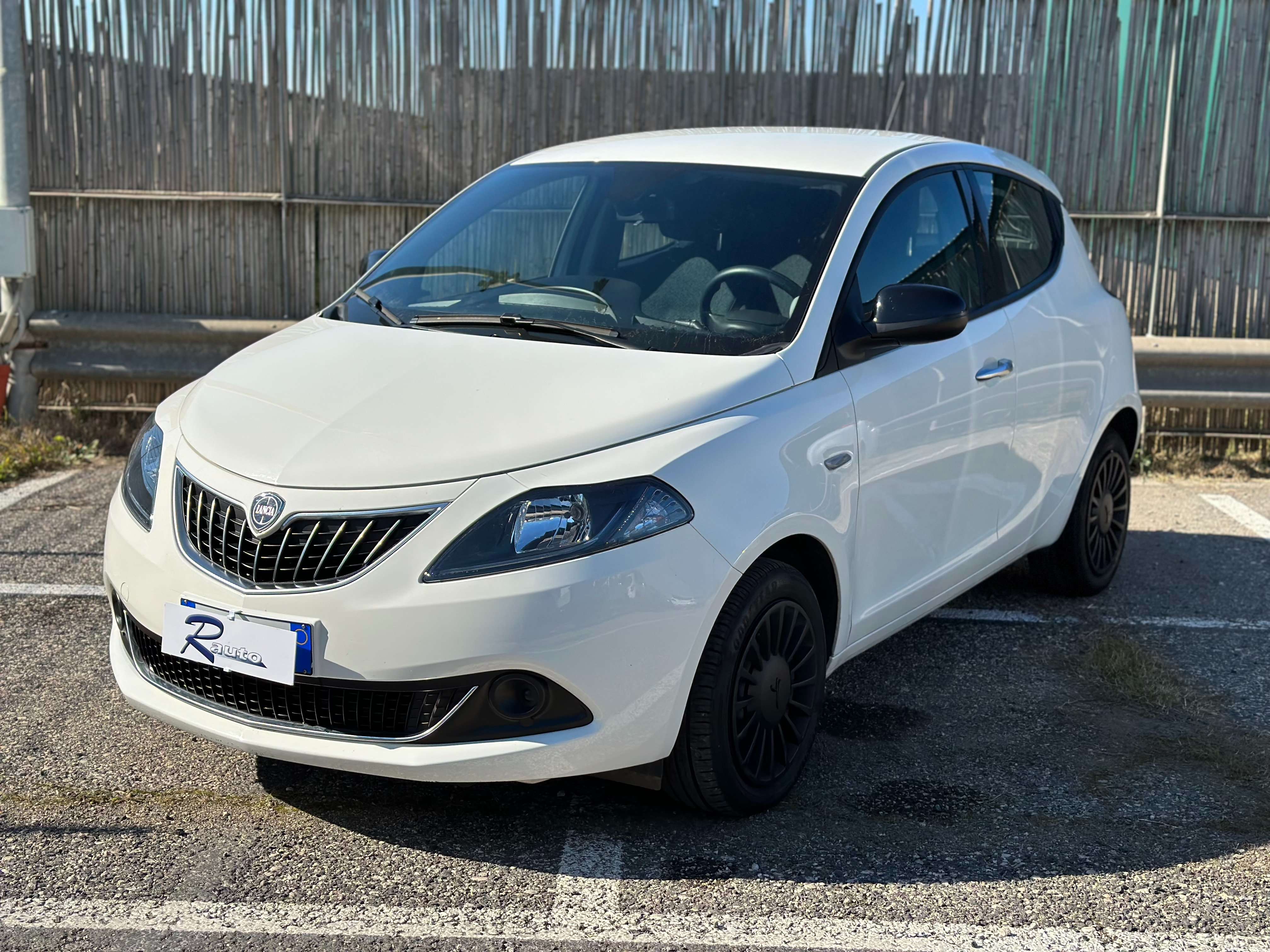 Lancia Ypsilon1.0 firefly hybrid Silver