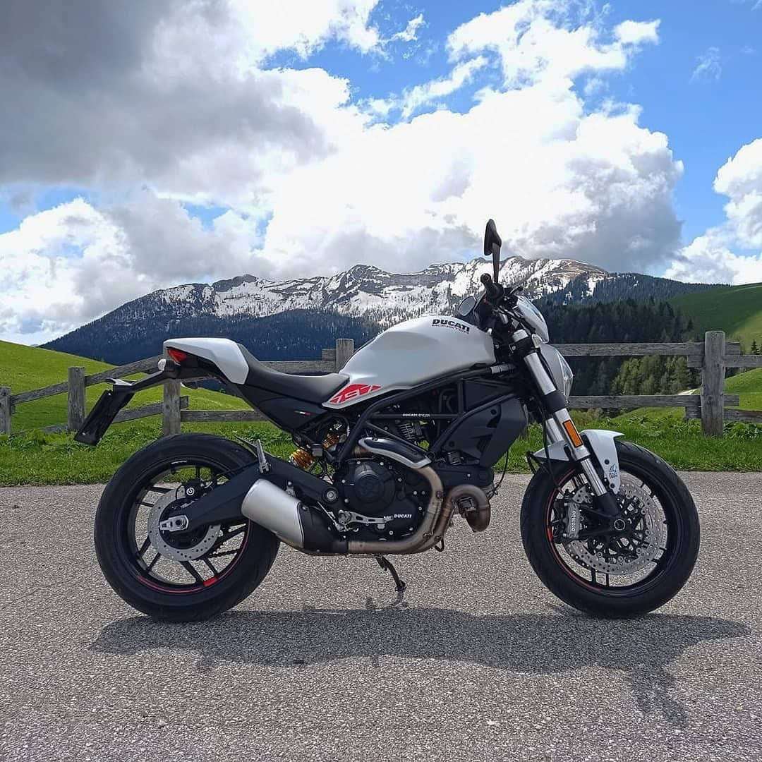 Ducati Monster 797Plus+ con cupolino e coprisella