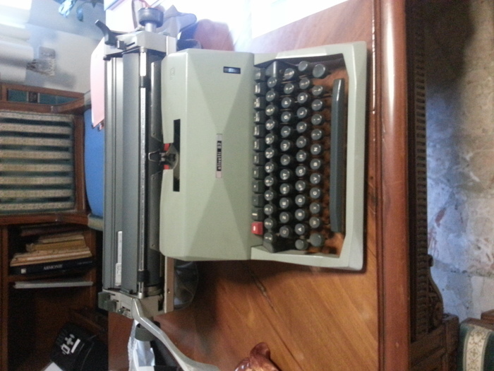 MACCHINA DA SCRIVERE OLIVETTI 82