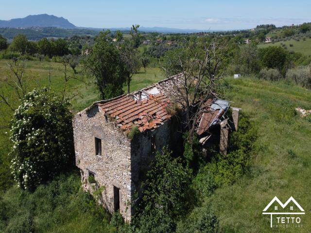 Antico casale panoramicissimo con 22 ettari di terreno