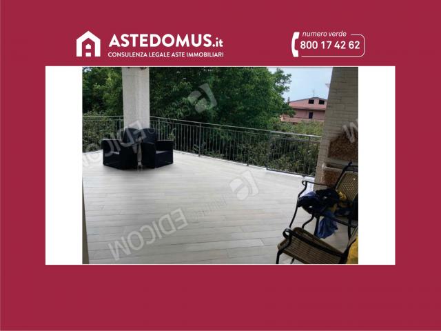 Appartamento piano primo con balcone e terrazzo