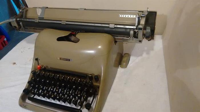 MACCHINA DA SCRIVERE OLIVETTI