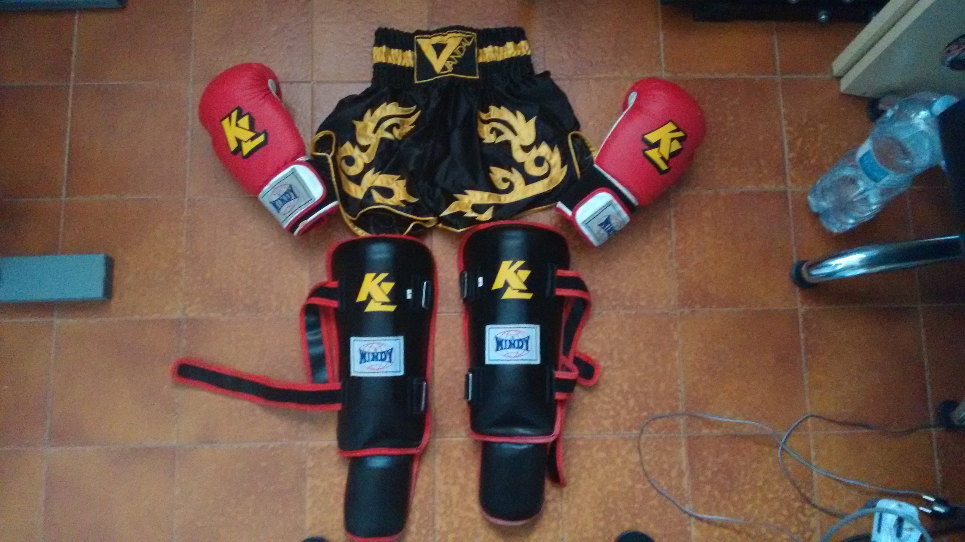 GUANTONI-PARATIBIE-PANTALONCINI MUAY THAI/KICK