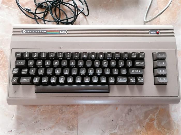 COMMODORE 64