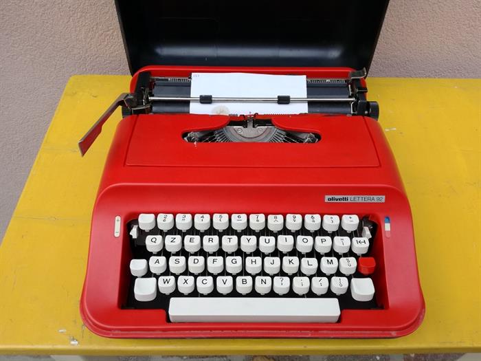 MACCHINA DA SCRIVERE OLIVETTI LETTERA 92