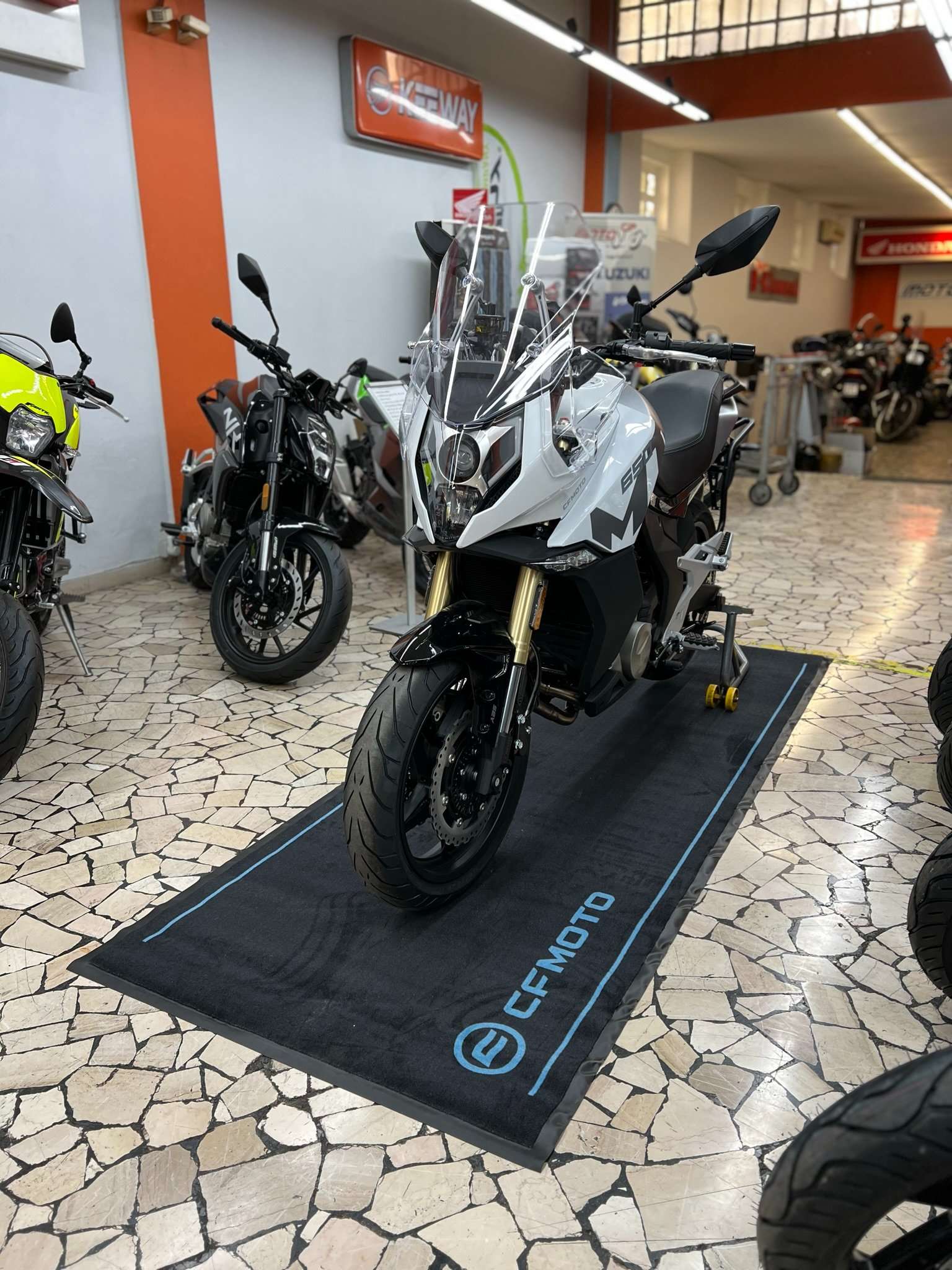 CF Moto 650 MT