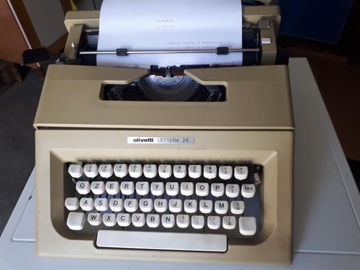 MACCHINA DA SCRIVERE OLIVETTI 25