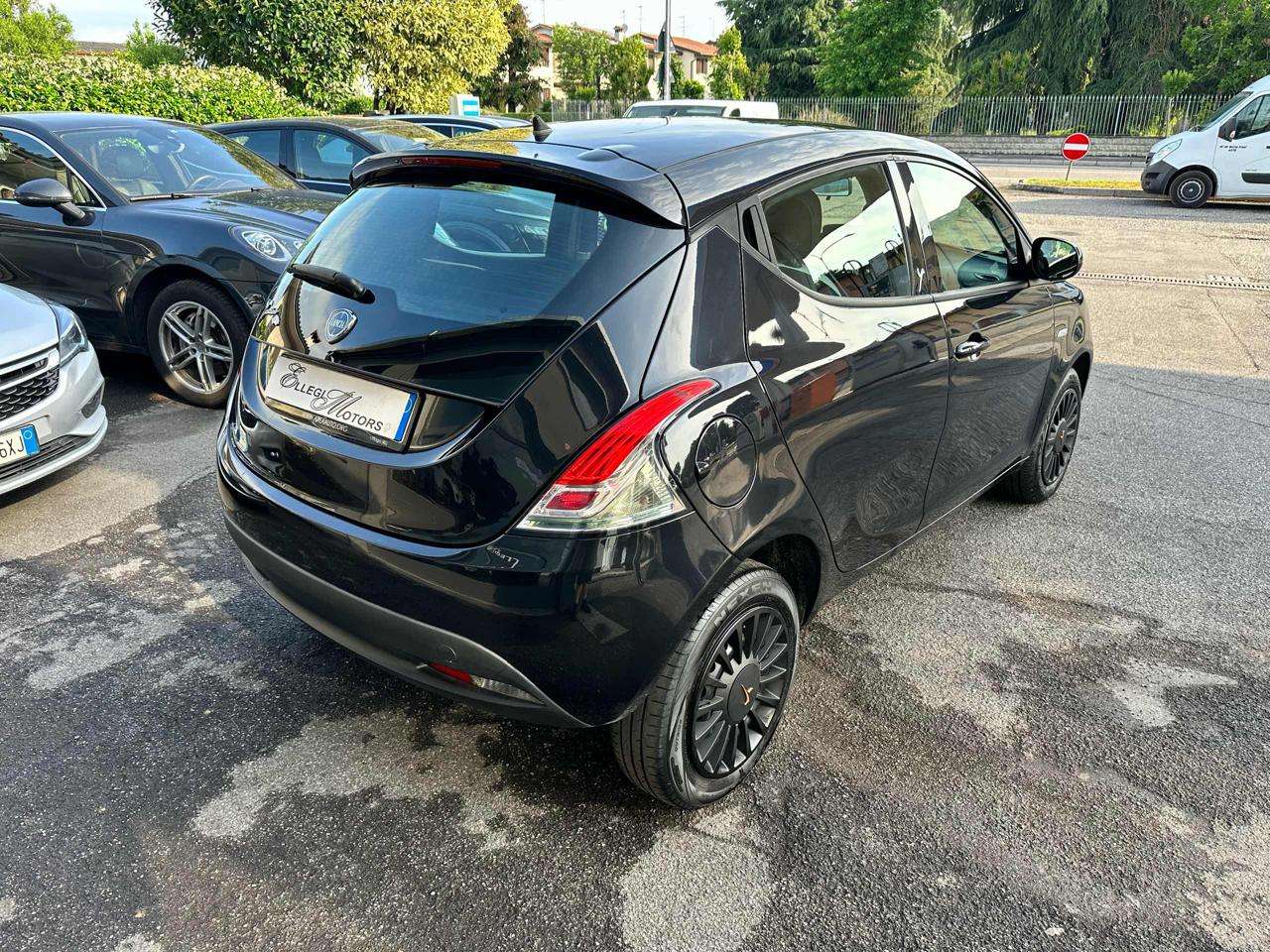 Lancia Ypsilon0.9 TwinAir 85 CV 5 porte Metano Ecochic Silver