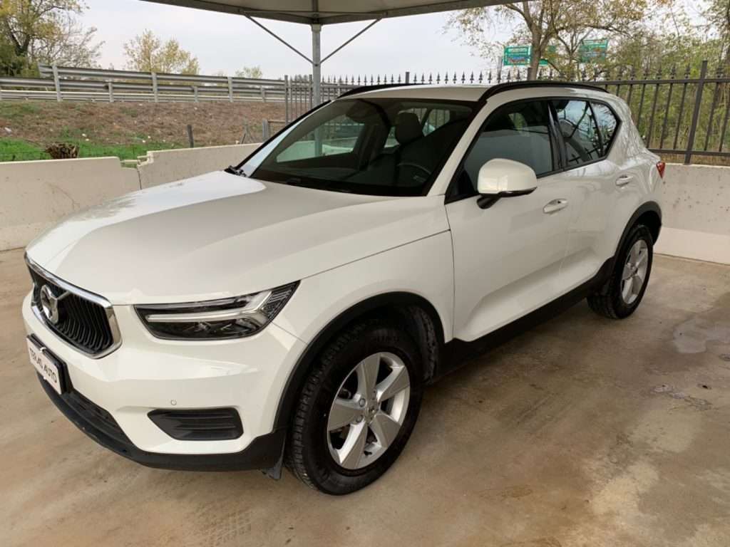 Volvo XC40T3 KM REALI E CERTIFICATI FARI LED CAR PLAY