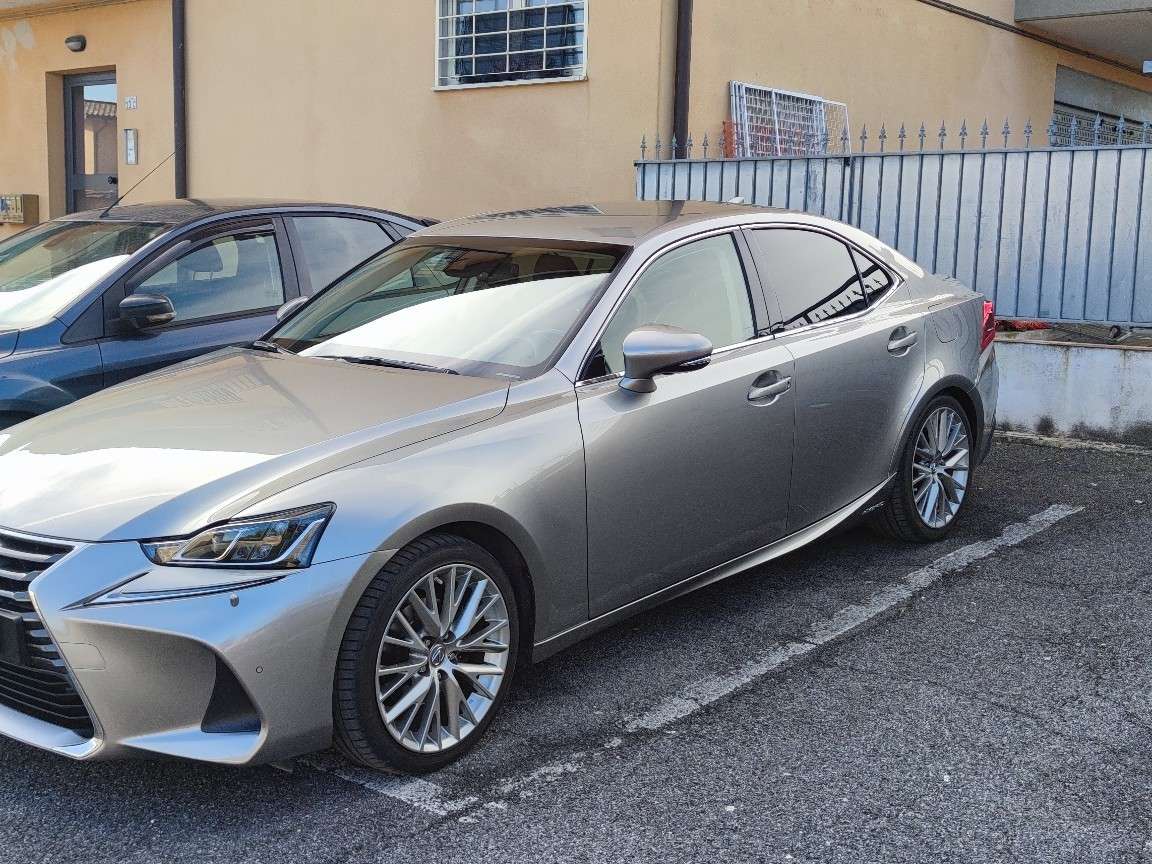 Lexus IS 300300h 2.5 Luxury cvt E6