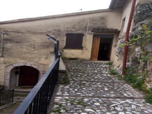 Appartamento con magazzino - loc. piedipaterno - via nursina nn. 20 e 30 - vallo di nera (pg)