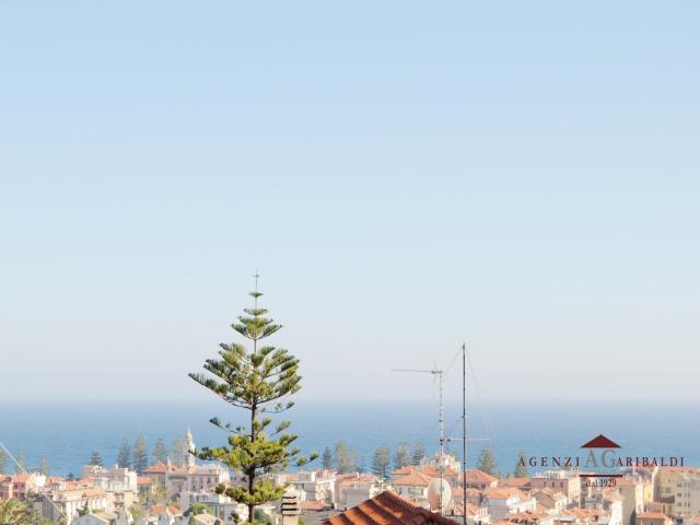 Villa vista mare con giardino in centro bordighera