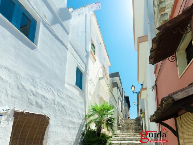 Indipendente centro storico terra cielo con terrazzo panoramico da ristrutturare