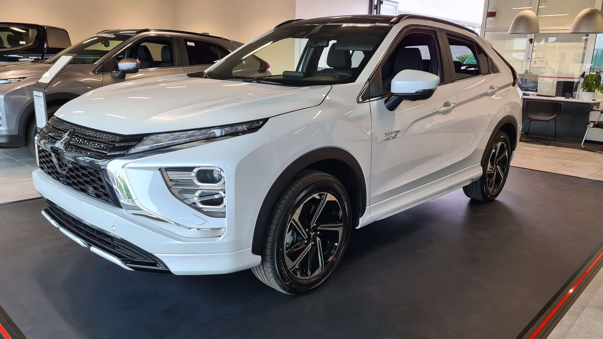 Mitsubishi Eclipse Cross2.4 MIVEC 4WD PHEV Diamond SDA Pack 0