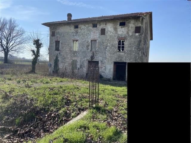 Rustico in sassi da ristrutturare con stalla/fienile e giardino a fontanellato