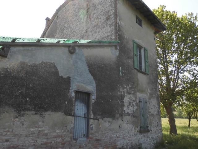 Rustico da ristrutturare indipendente con giardino fidenza