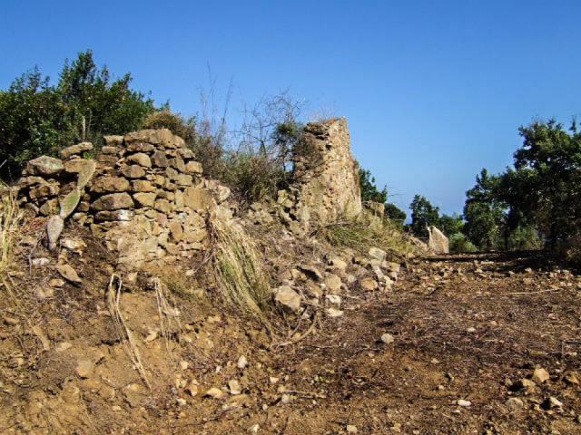 Cefalù - rudere di 110 mq c,ca con ampio terreno.