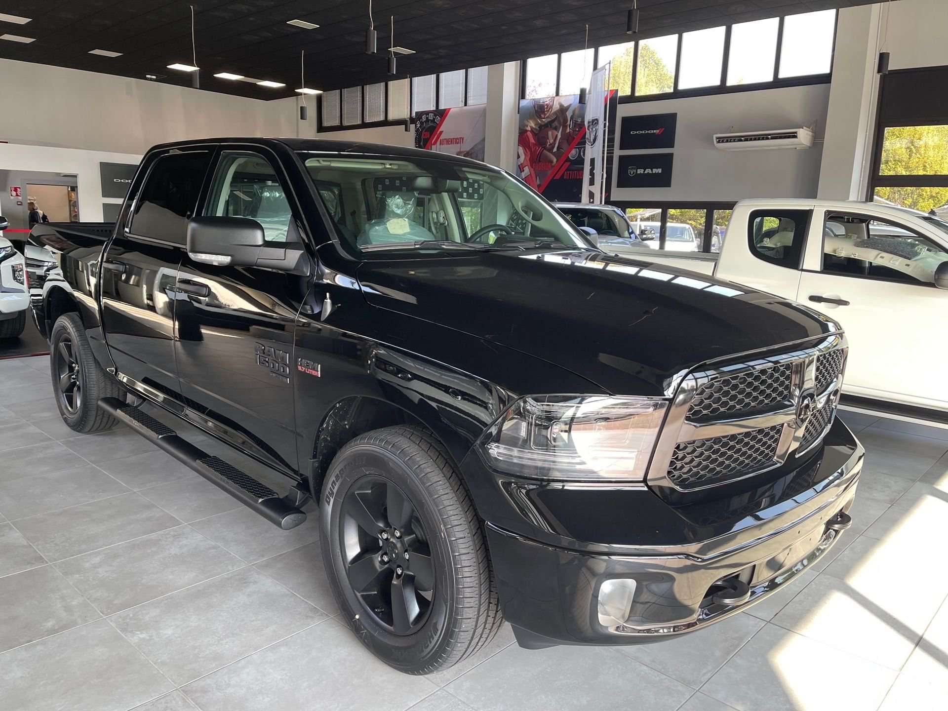 Dodge RAMMY 22 DS CLASSIC BLACK  5700 V8 395 CV