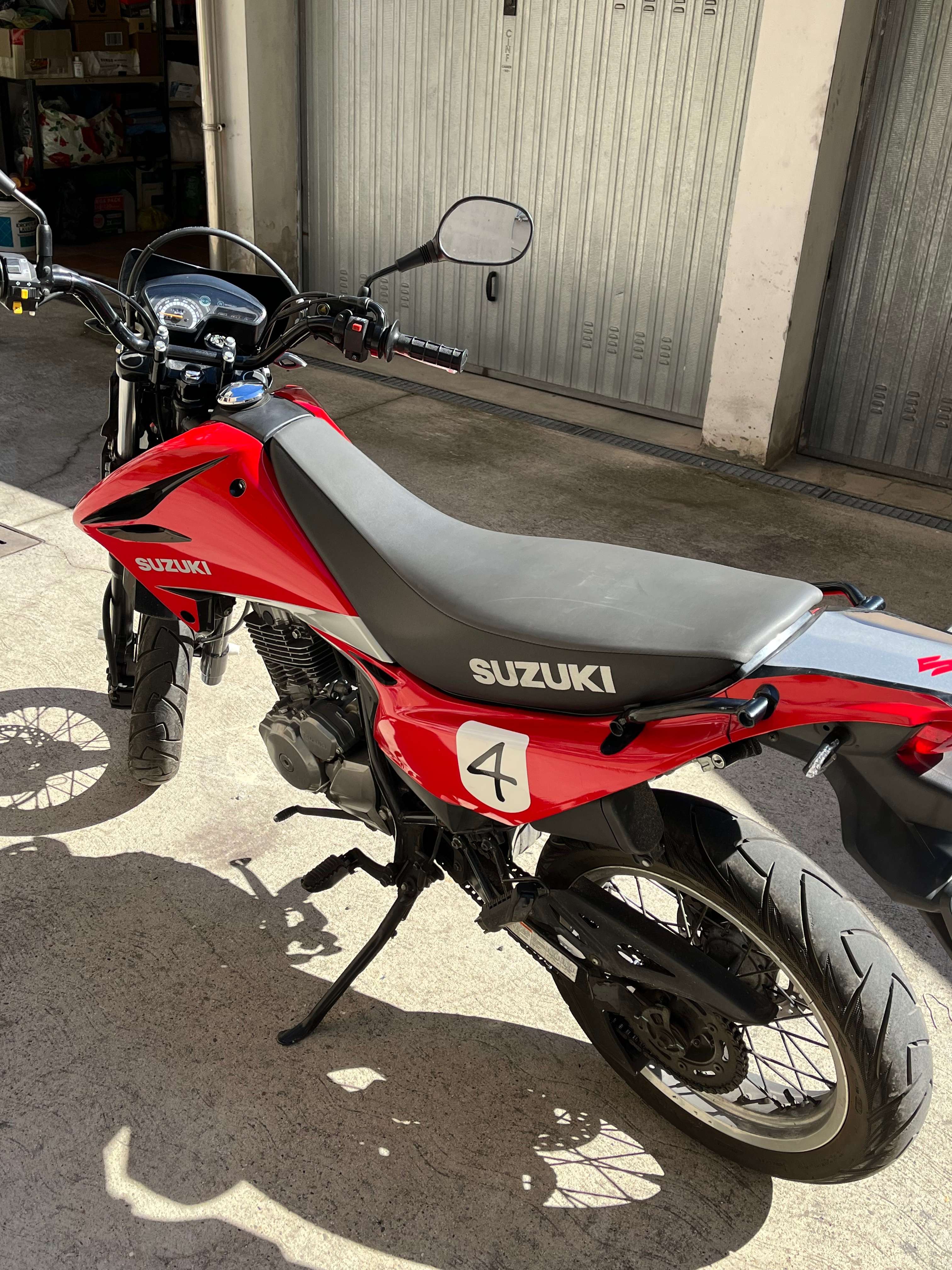 Suzuki DR 125