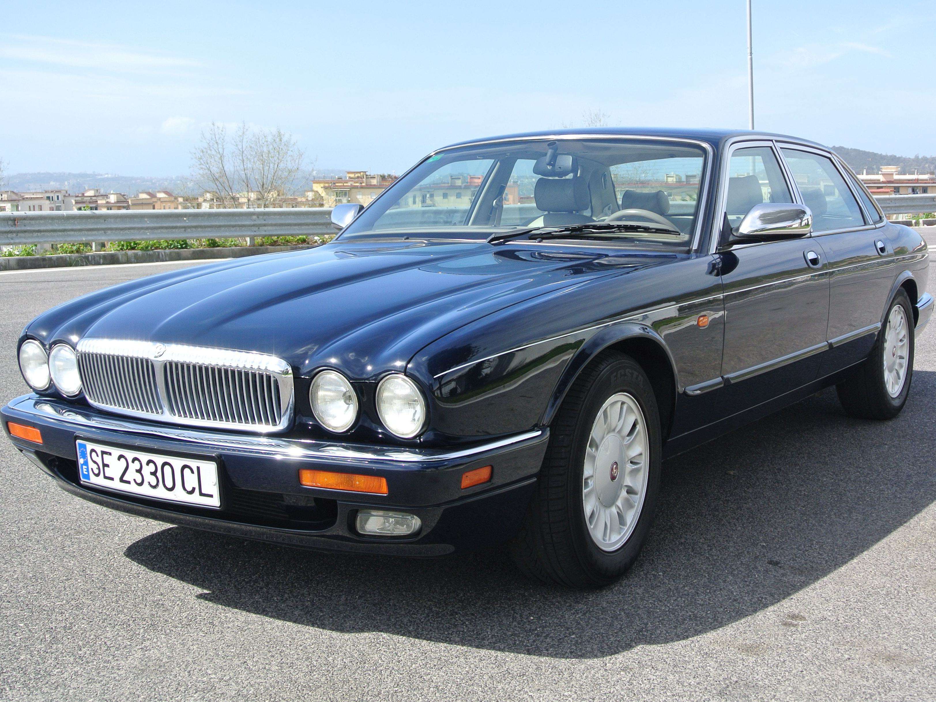 Jaguar XJ12Daimler Double Six