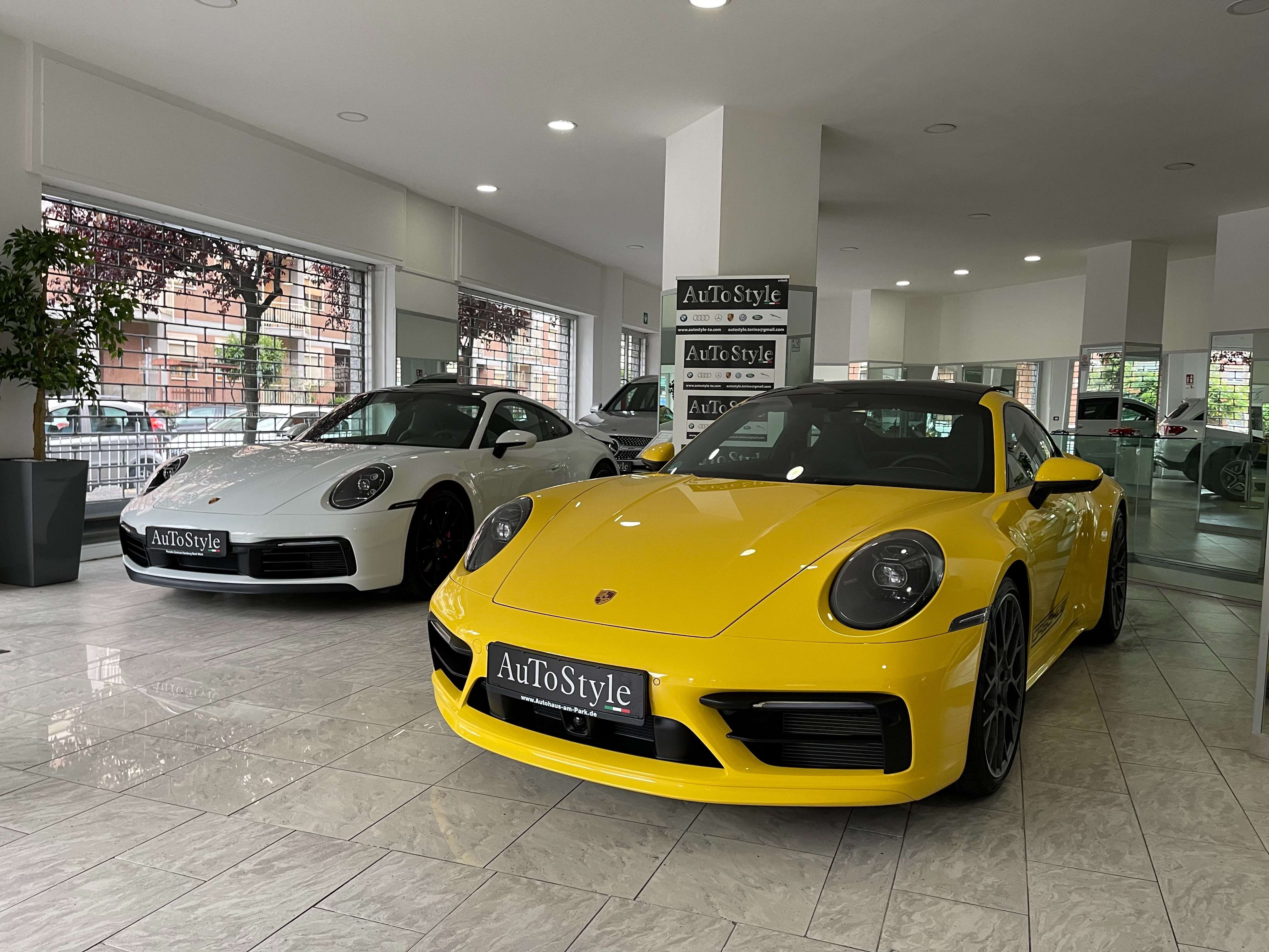 Porsche 992911 Carrera 4S Coupè Giallo Racing Tetto