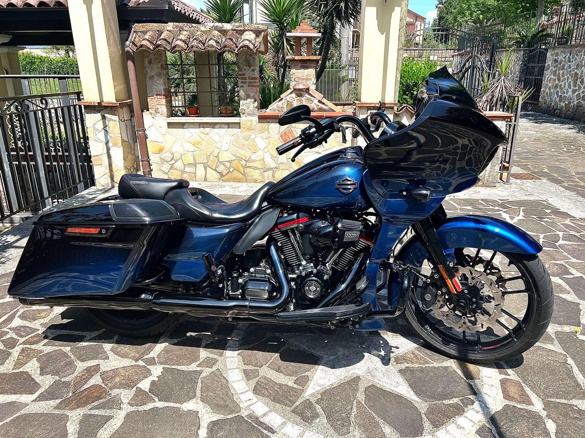 Harley-Davidson Road Glidescreamin eagle special mako shark fade