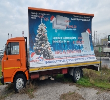 Camion con vela pubblicitaria omologata