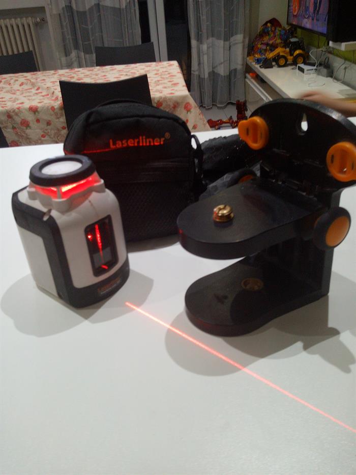 LASER AUTOLIVELLANTE VERTICALE E ORIZZONTALE