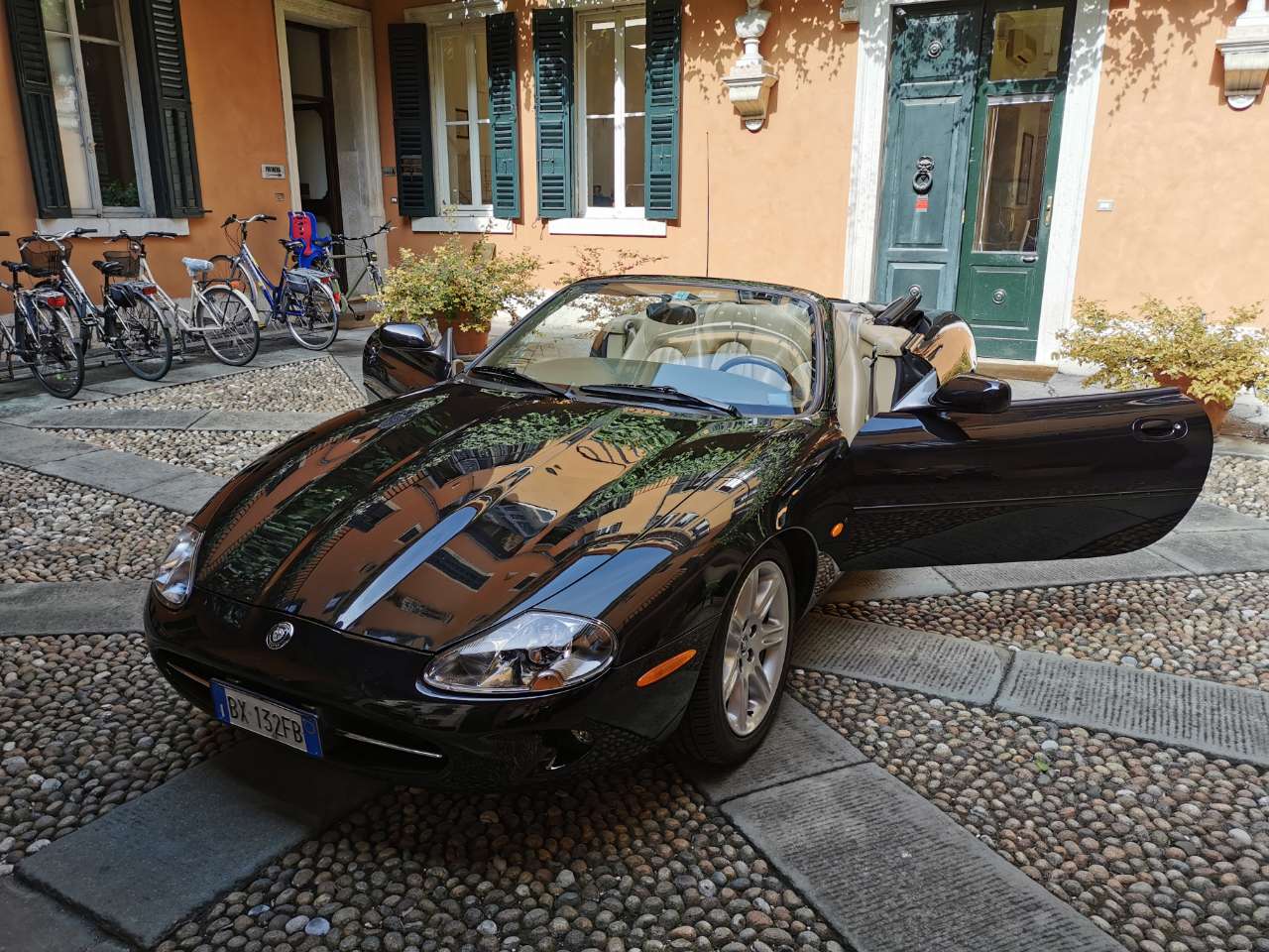 Jaguar XK84.0 Convertibile - Nera - Tagliandata Ufficiale