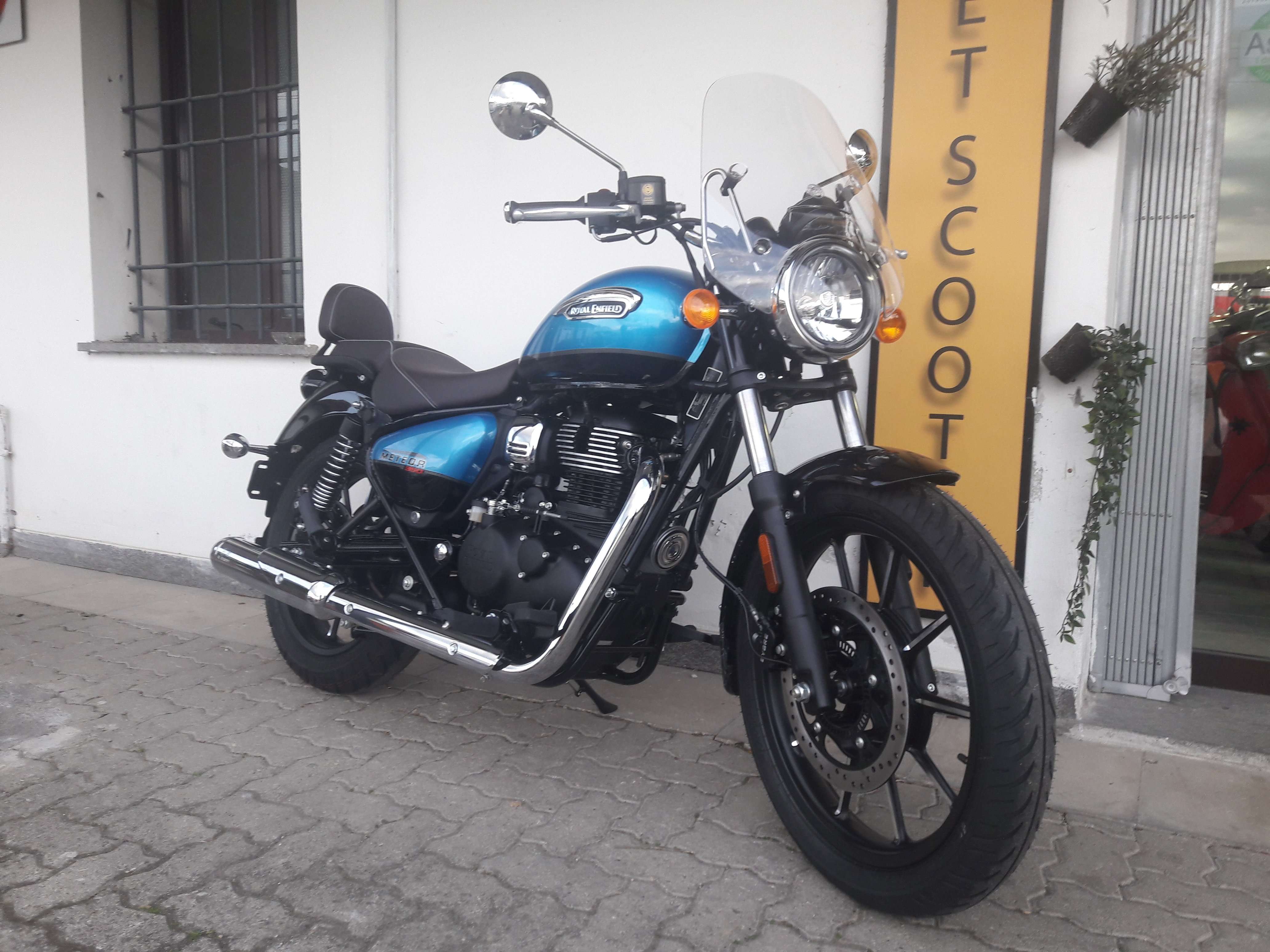 Royal Enfield Meteor 350Royal Enfield  Meteor 350 Supernova Blue